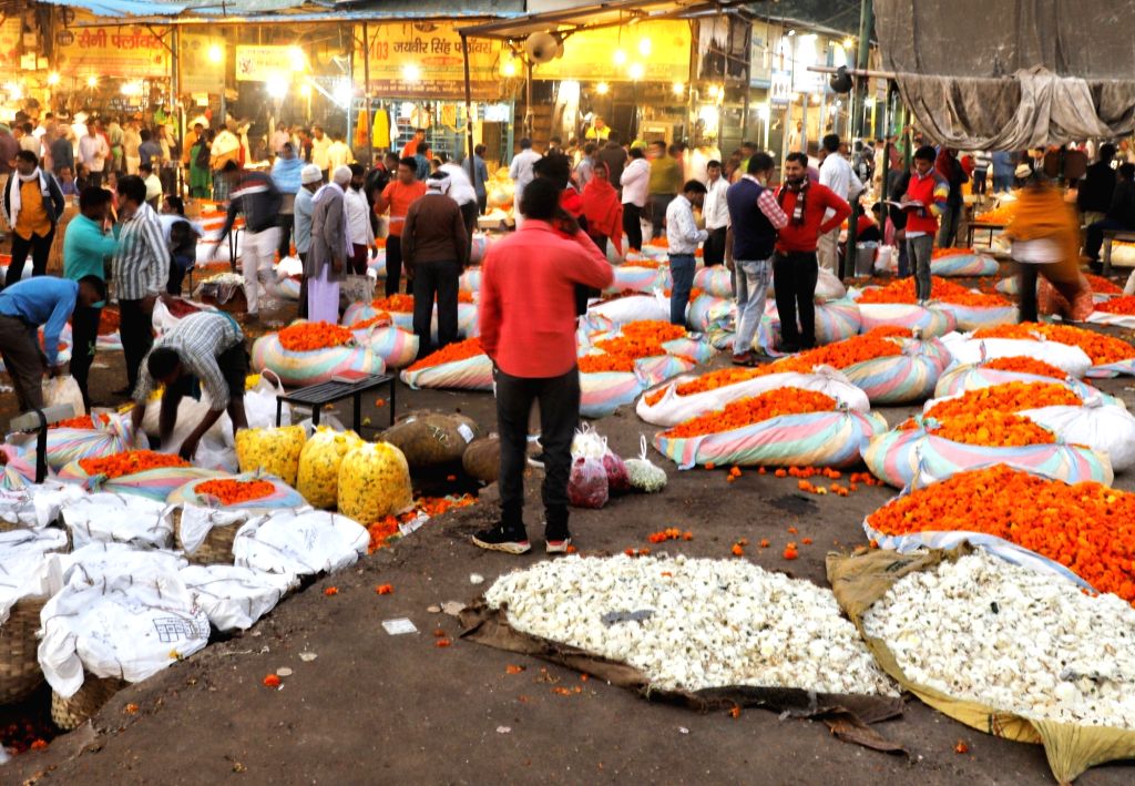 : New Delhi: Delhi: Flower sellers prepare flower garlands for the ...