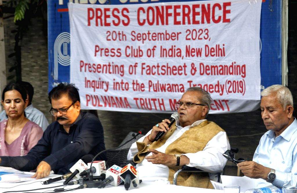 New Delhi : Former Governor Satya Pal Malik addresses a press conference