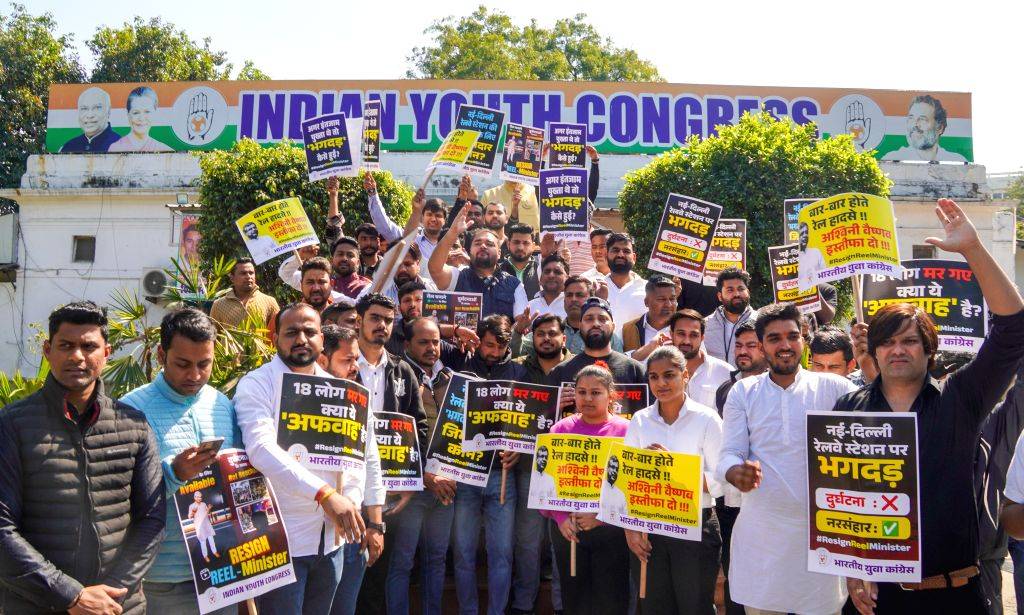 Indian Youth Congress (IYC) members protest on demands resignation of ...