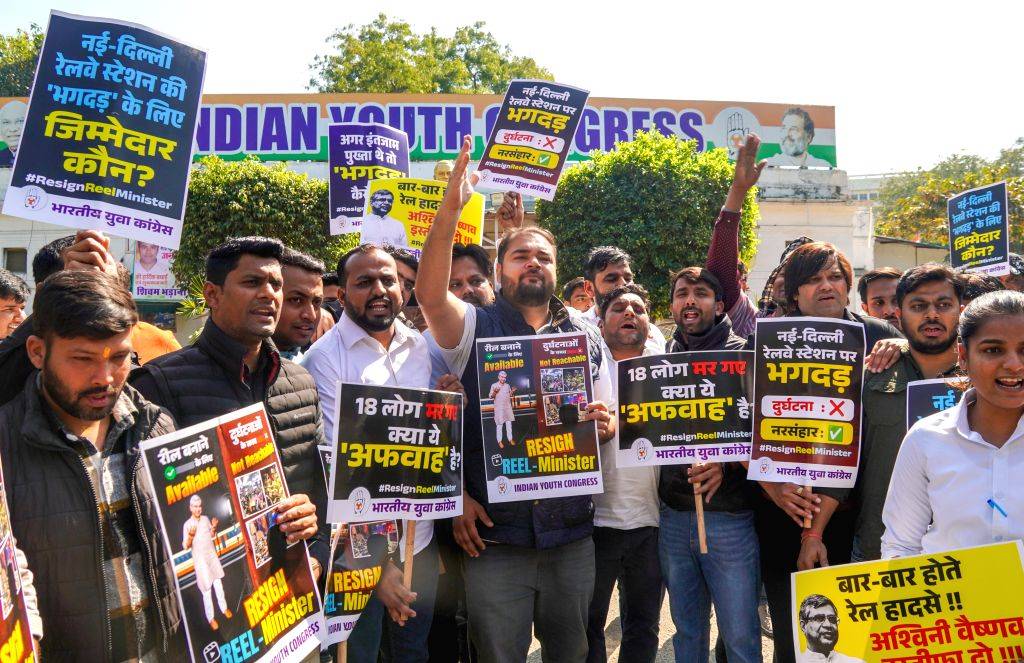 Indian Youth Congress (IYC) members protest on demands resignation of ...