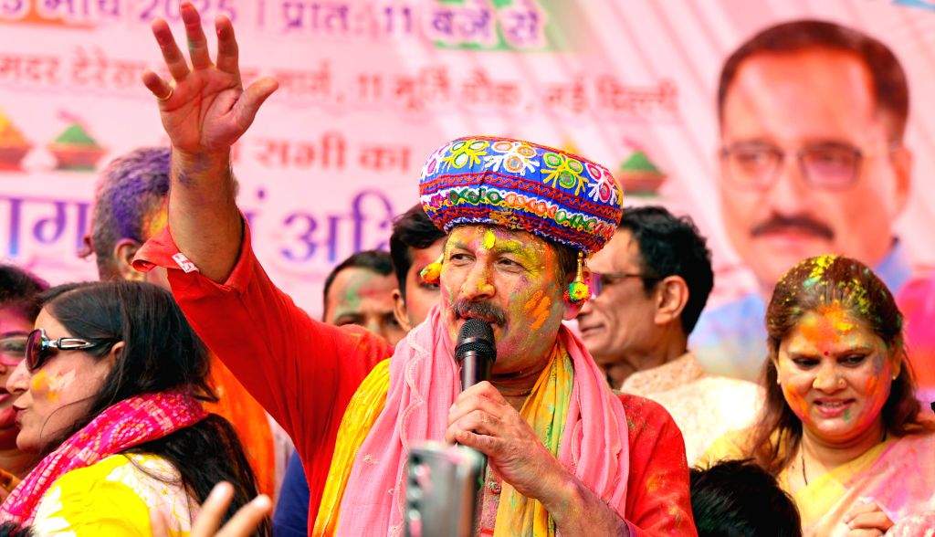 New Delhi : Manoj Tiwari hosts Holi Milan programme