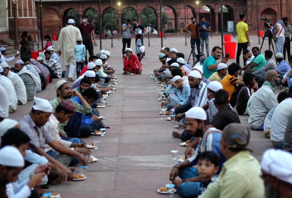 New Delhi : Muslims break the fast during the first day of Holy month ...