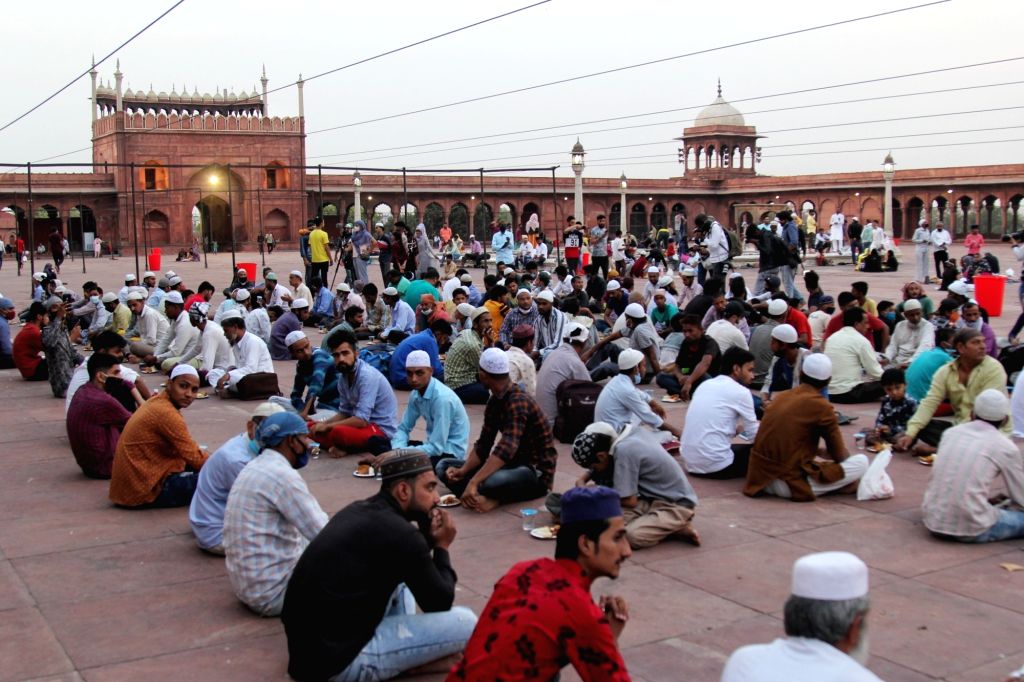 New Delhi : Muslims break the fast during the first day of Holy month ...