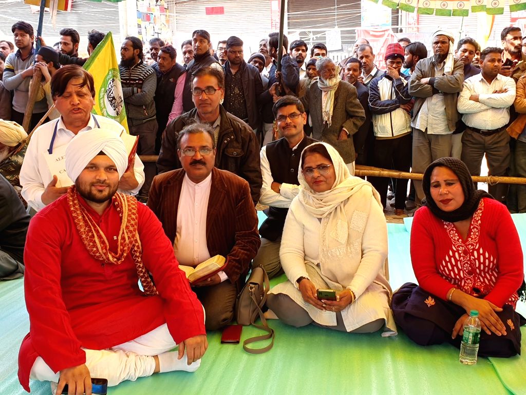 No religious divisions, people pray together at Shaheen Bagh