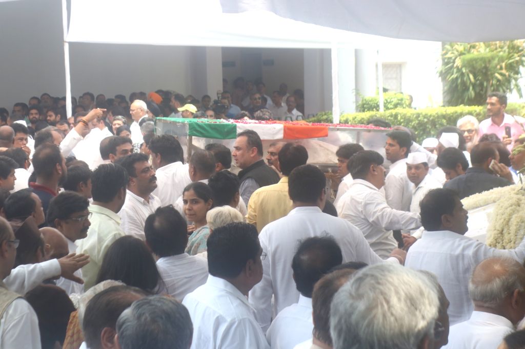 Hundreds pay homage to Dikshit at Congress HQ