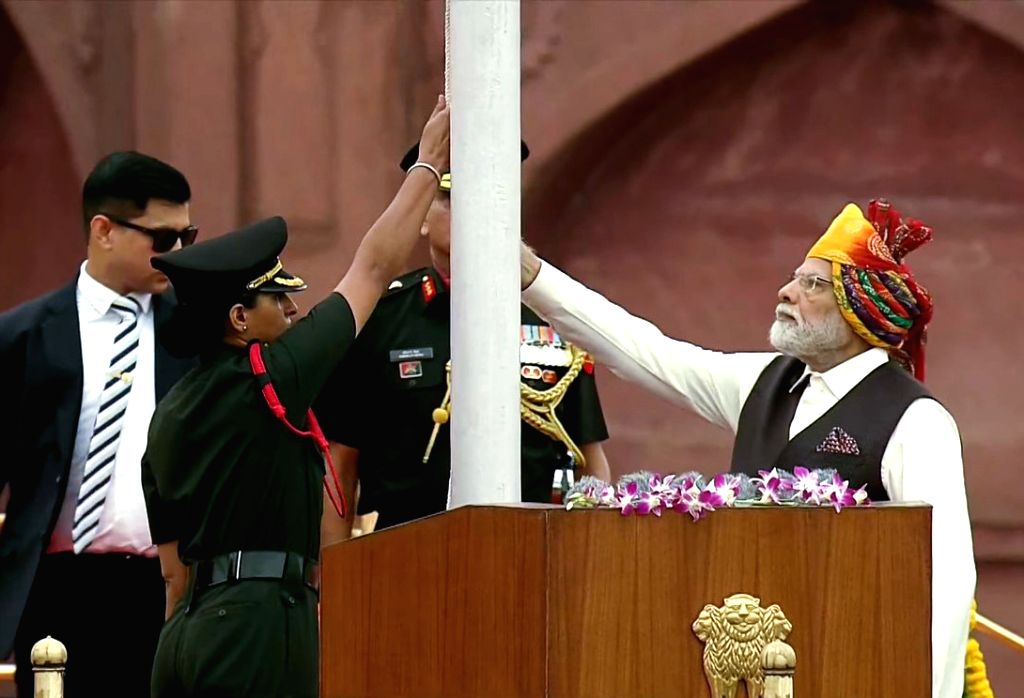 New Delhi : PM Modi hoisted the Tricolour at the Red Fort on the ...