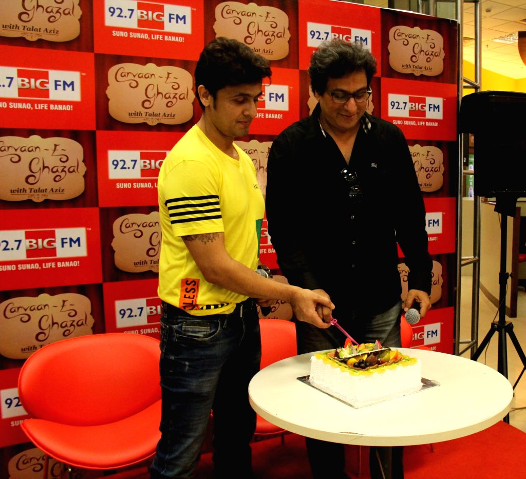 Sonu Nigam and Talat Aziz during a programme