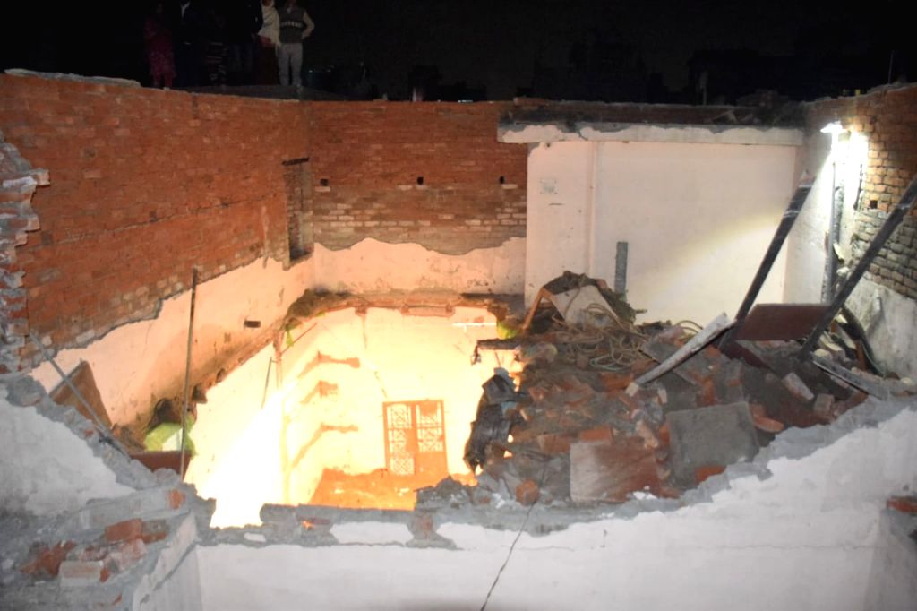Toll rises to 5 in Delhi building collapse