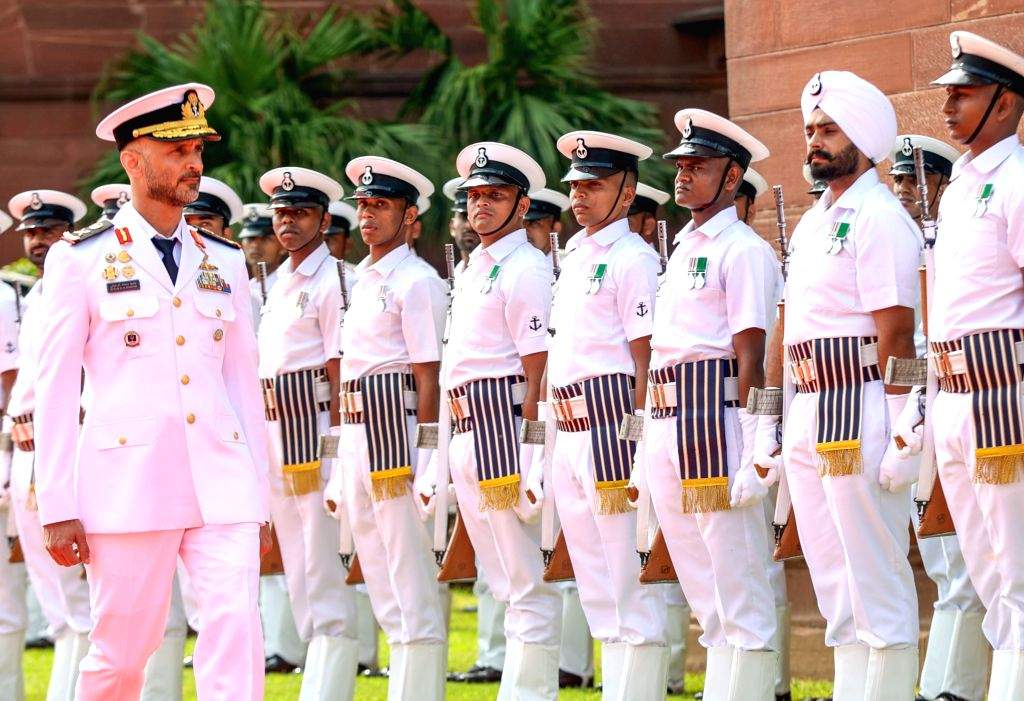 UAE Naval Commander Receives Guard of Honour