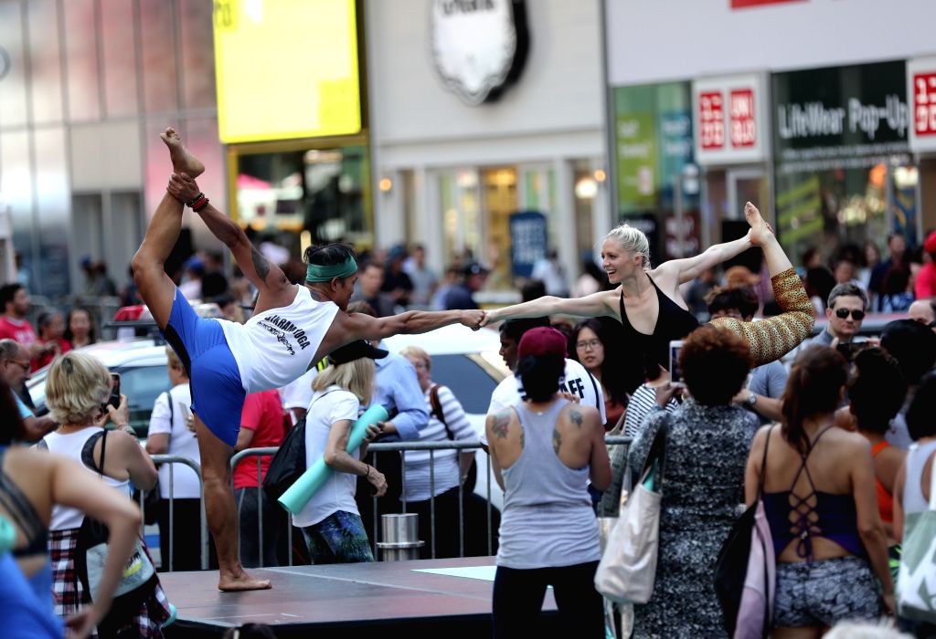 U.S.-NEW YORK-YOGA-SOLSTICE