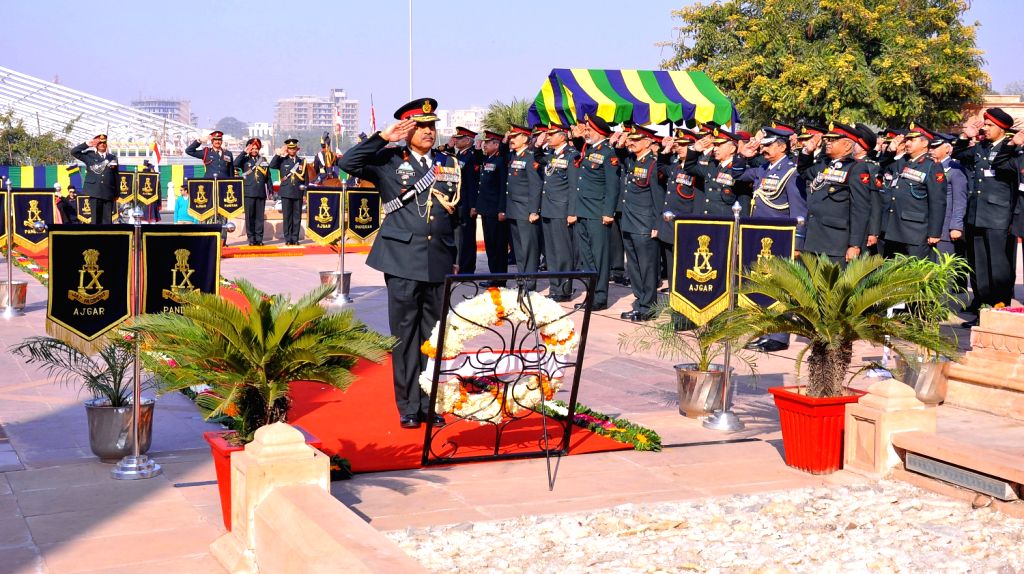 Arun Kumar Sahni pays homage to the martyrs at Amar Jawan Jyoti