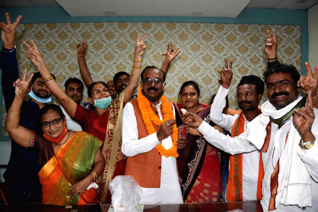 BJP's Nitin Naveen offers prayers at Mahavir temple after winning the ...