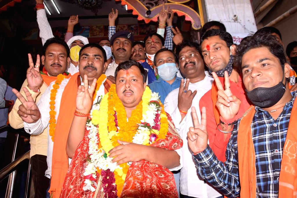 BJP's Nitin Naveen offers prayers at Mahavir temple after winning the ...