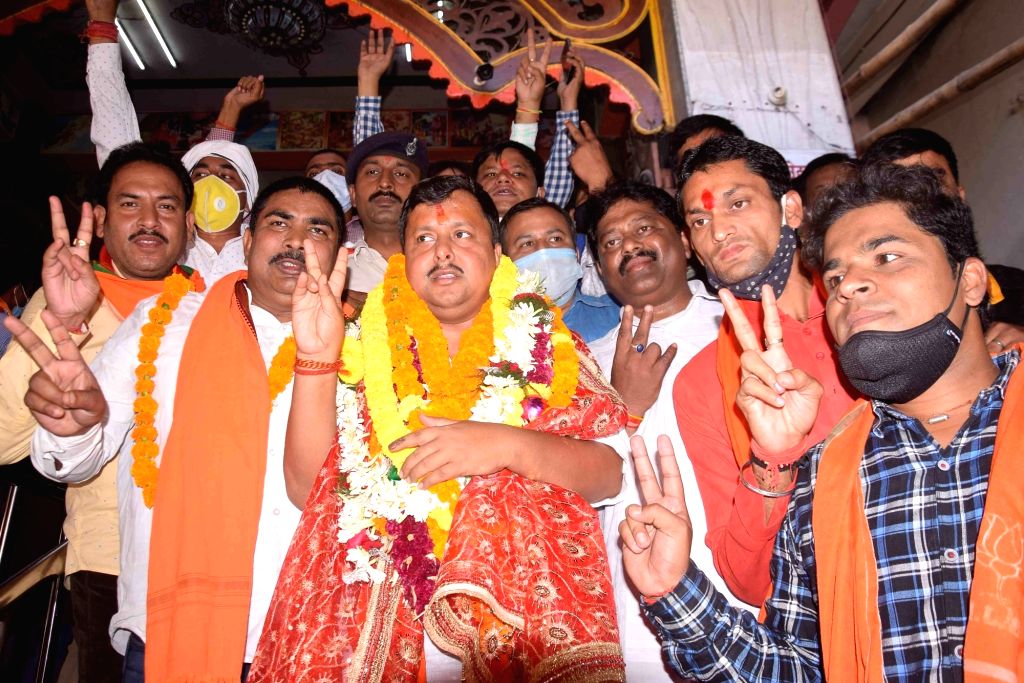 BJP's Nitin Naveen offers prayers at Mahavir temple after winning the ...