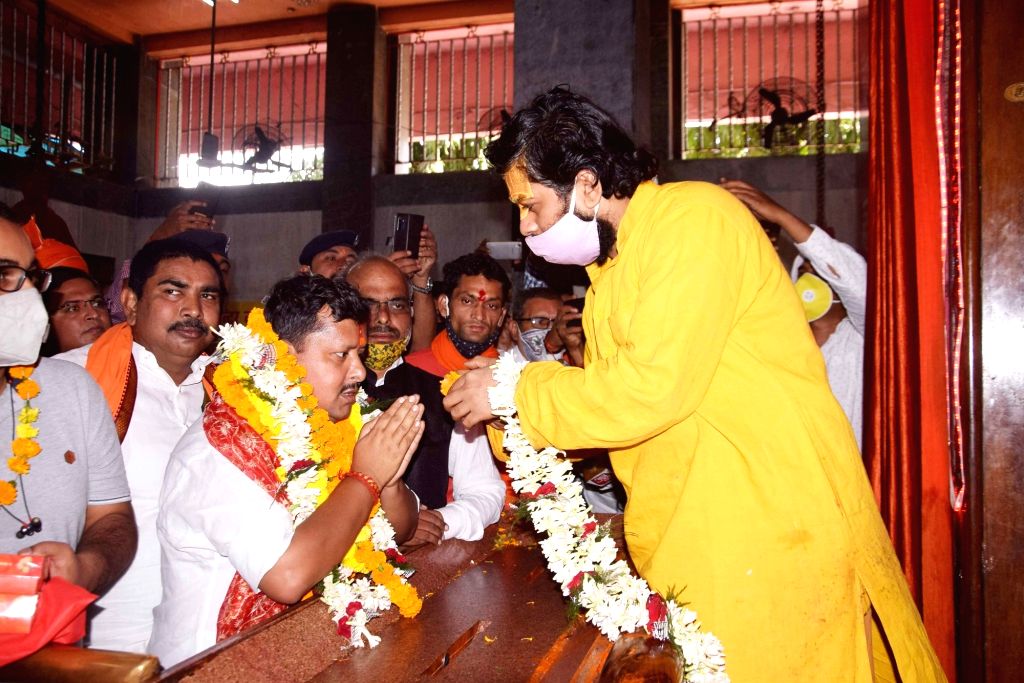 BJP's Nitin Naveen offers prayers at Mahavir temple after winning the ...