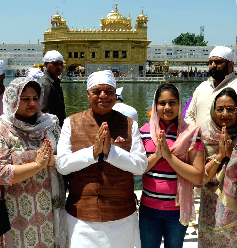Santokh Singh Chaudhary visits Golden temple