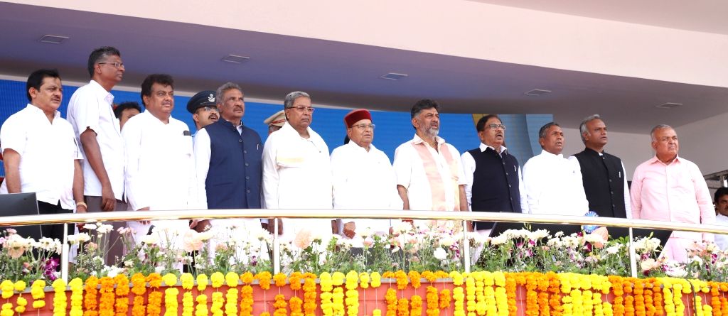 CM's and Congress leaders during the oath ceremony of Karnataka's ...