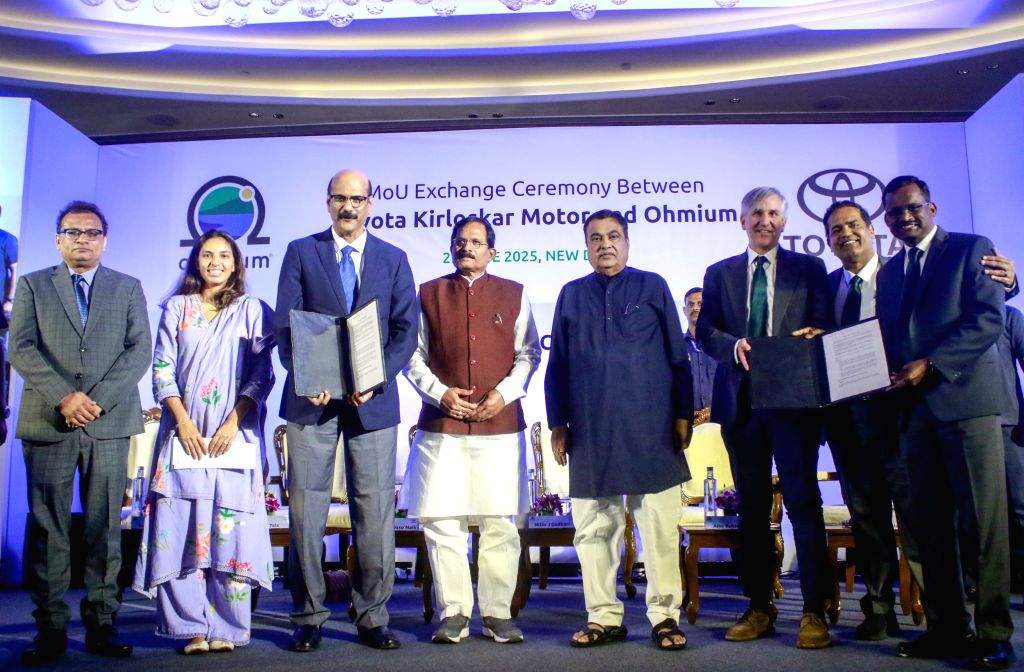 Nitin Gadkari Attends Toyota-Ohmium MoU Ceremony