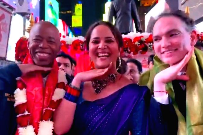 NYC's Mayor performs Allu Arjun's hand gesture from 'Pushpa'