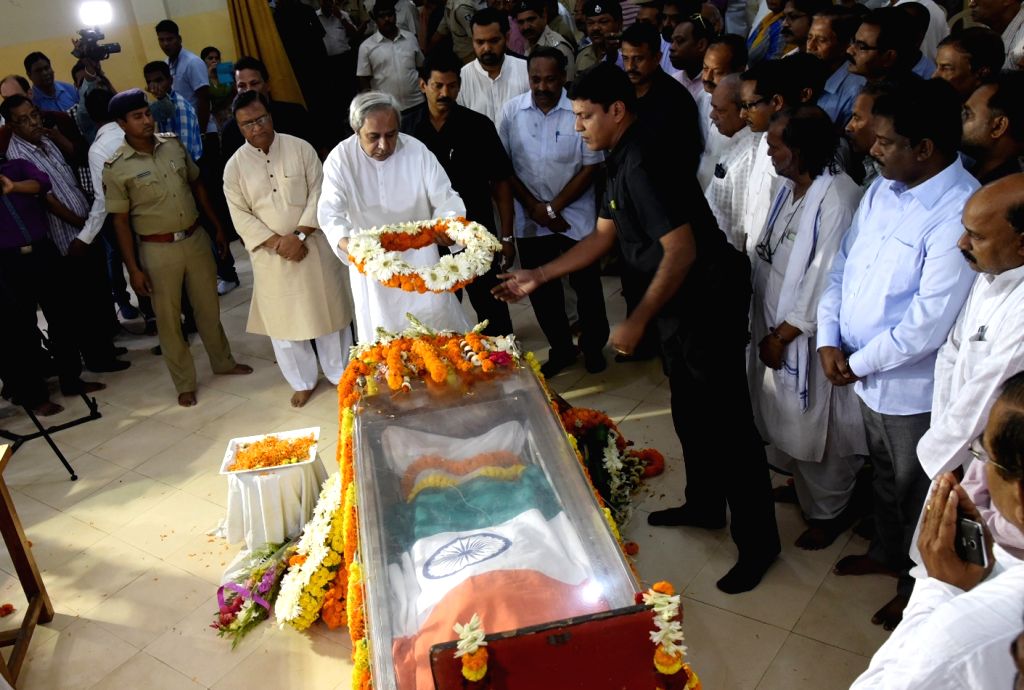 Naveen Patnaik pays tribute to Rabi Ray