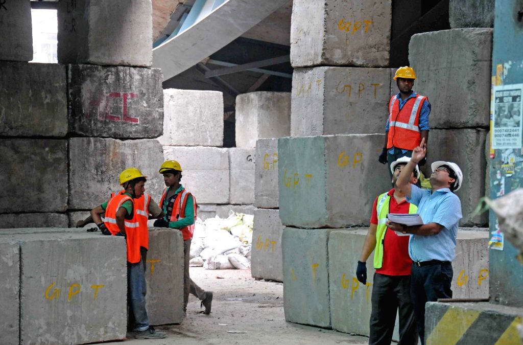Officials inspect Vivekananda flyover collapse site