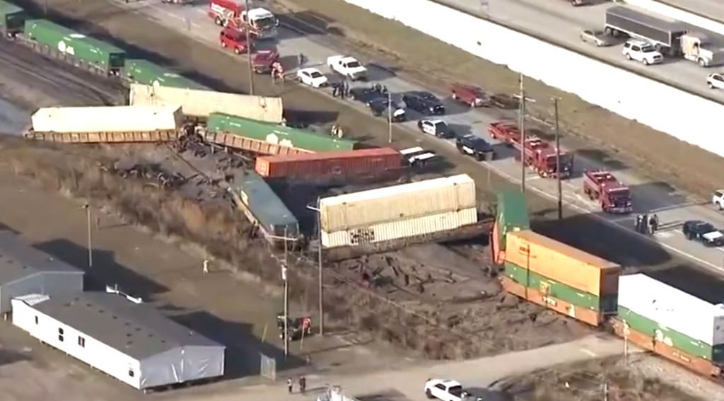 Free Photo : One killed after 18-wheeler truck hits train in Texas
