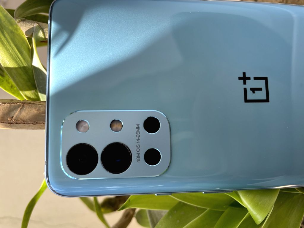 Free Photo: OnePlus 9R 5G brings top-class gaming in your hands