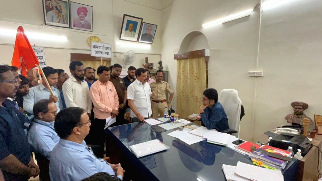 Free Photo : Over 250 sacked contract employees of the L&T defence.