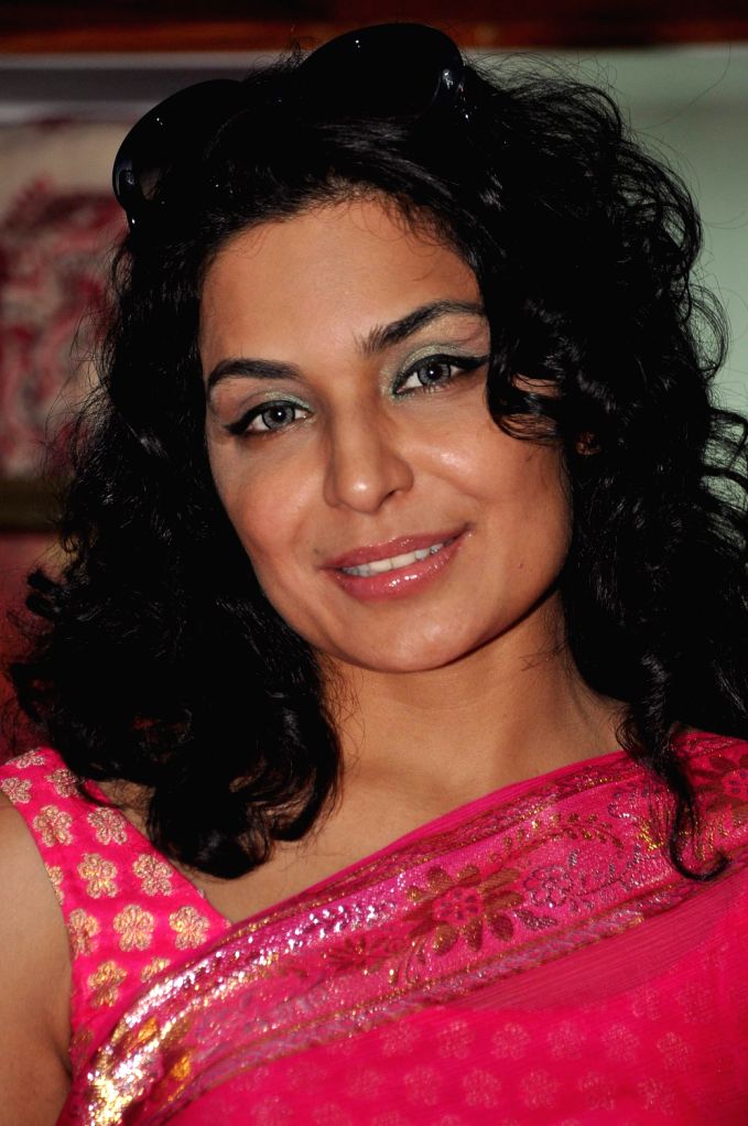 Meera at the opening of Amisha Mehta's art show 'Colour Dance'
