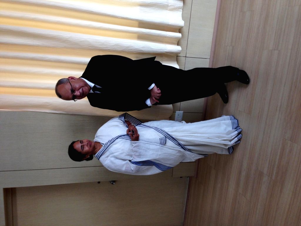 Salman Bashir during a meeting with Mamata Banerjee