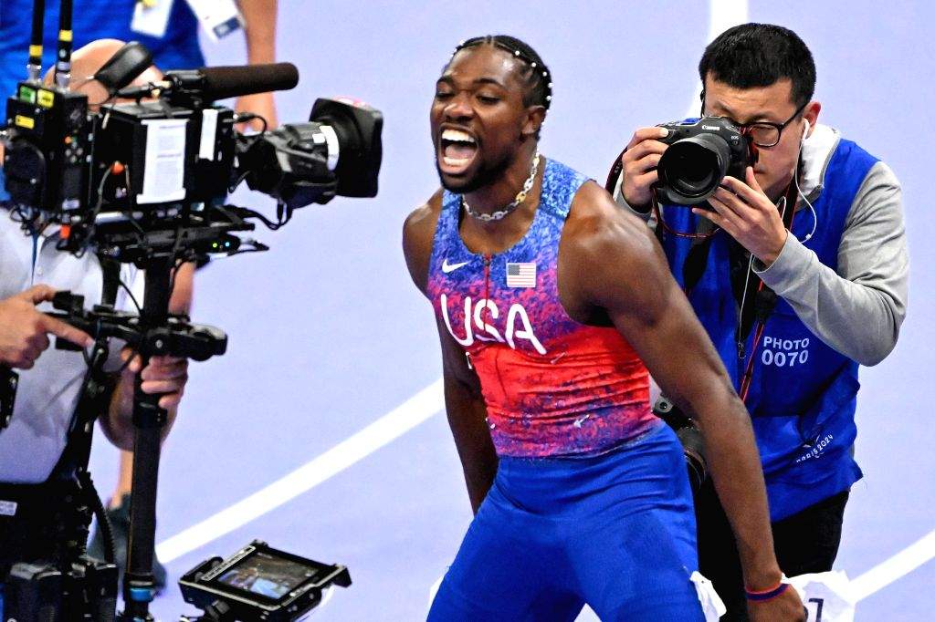 Paris : USA's Noah Lyles celebrates after winning the Men's 100m Final ...