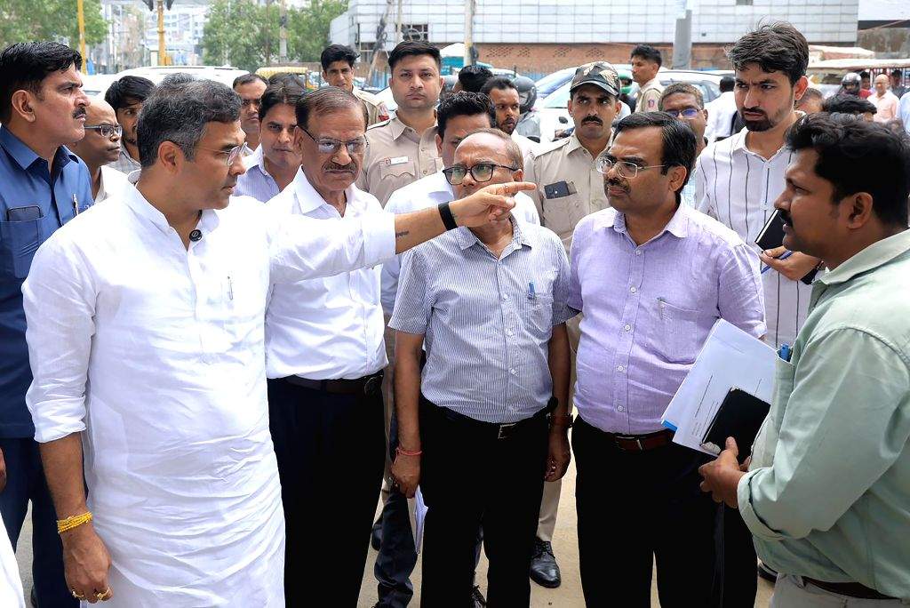 Parvesh Verma inspects desilting works in Moti Nagar