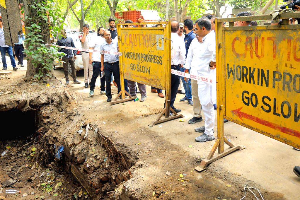 Parvesh Verma inspects desilting works in Moti Nagar