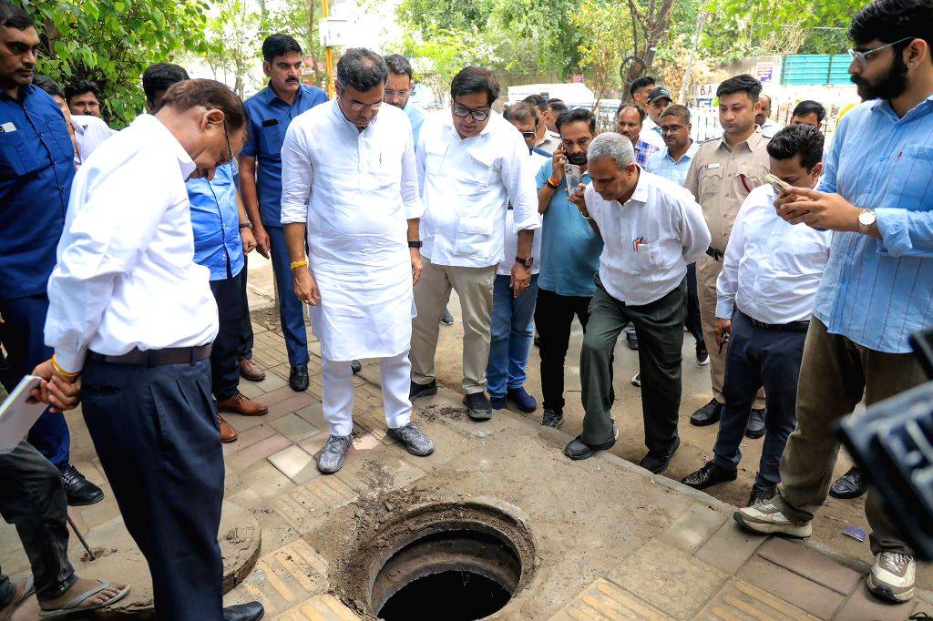Parvesh Verma inspects desilting works in Moti Nagar