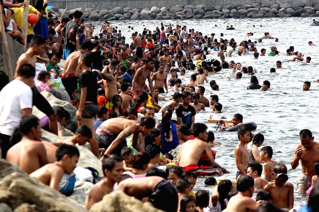 PHILIPPINES-PASAY CITY-EASTER SUNDAY-SWIMMING