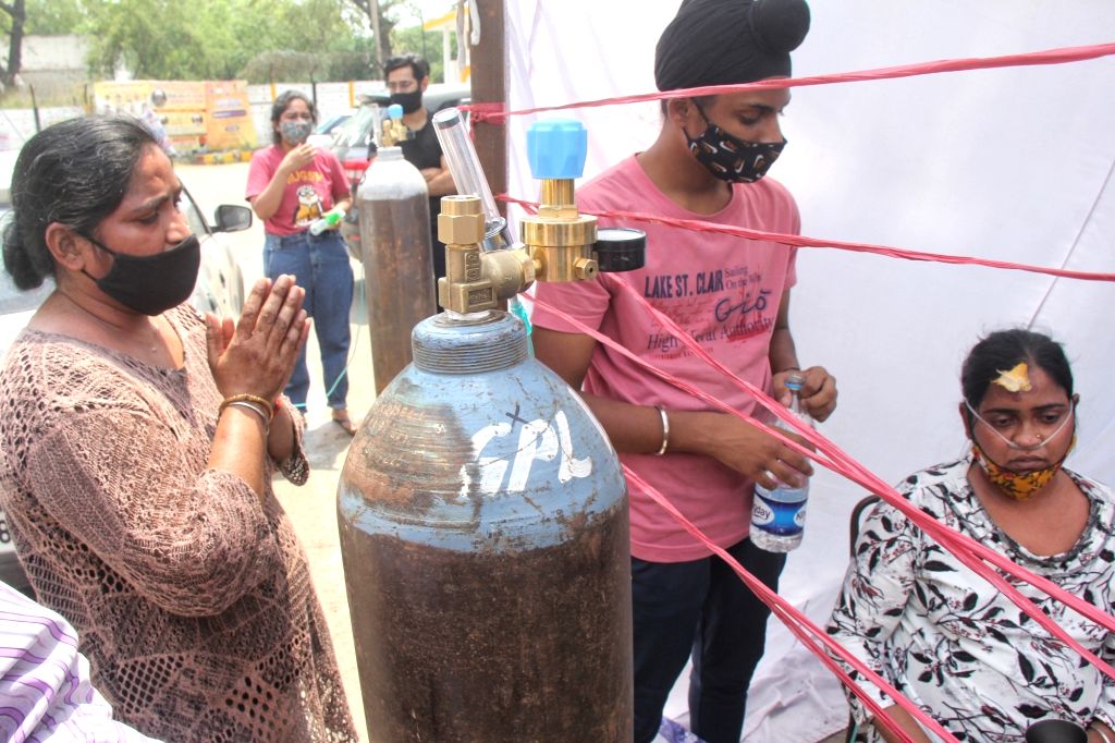 Patient gets oxygen on the spot provided by Sikh Organisation at ...