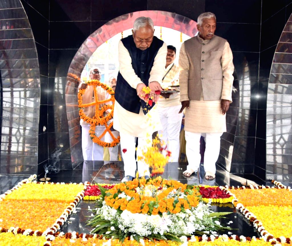 Patna : Bihar Chief Minister Nitish Kumar along with Governor Phagu ...