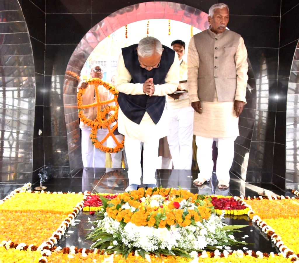 Patna : Bihar Chief Minister Nitish Kumar along with Governor Phagu ...