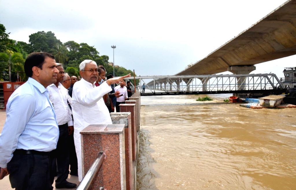 Patna : Bihar Chief Minister Nitish Kumar inspects the rise in the ...