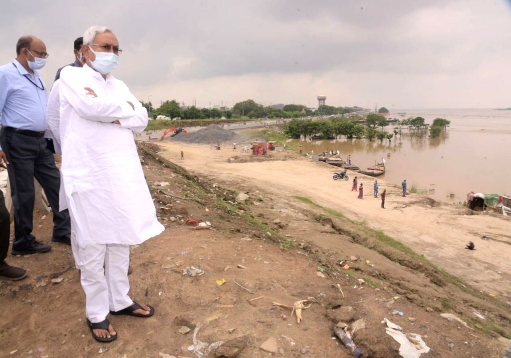 Nitish takes stock of flood situation in Patna