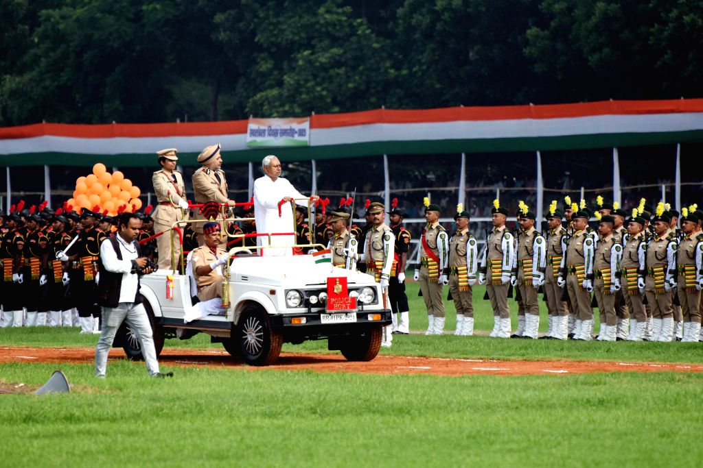 Patna : Bihar CM Nitish Kumar inspects the parade during the 77th ...