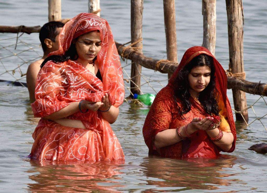 Patna : Devotees perform rituals during ' Nahay Khay on the occasion of ...