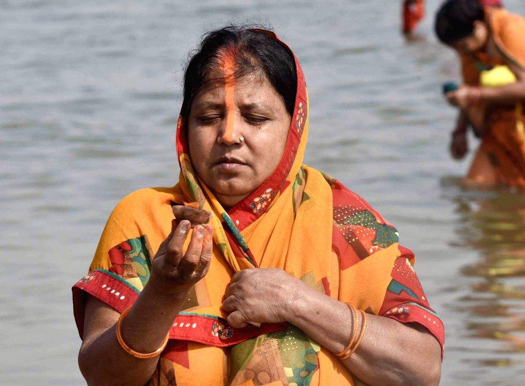 Patna : Devotees perform rituals during ' Nahay Khay on the occasion of ...