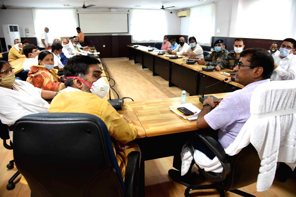 Patna DM, Ramkripal Yadav hold a meeting at the Collectorate
