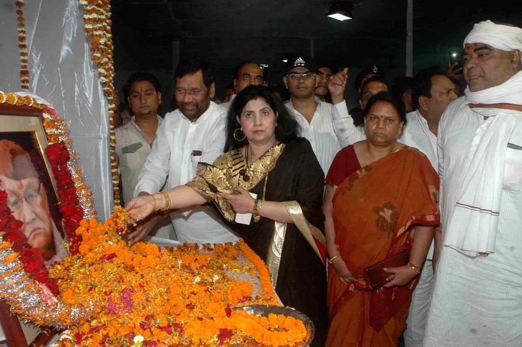 Ramvilas Paswan pays tribute to Ram Sundar Das