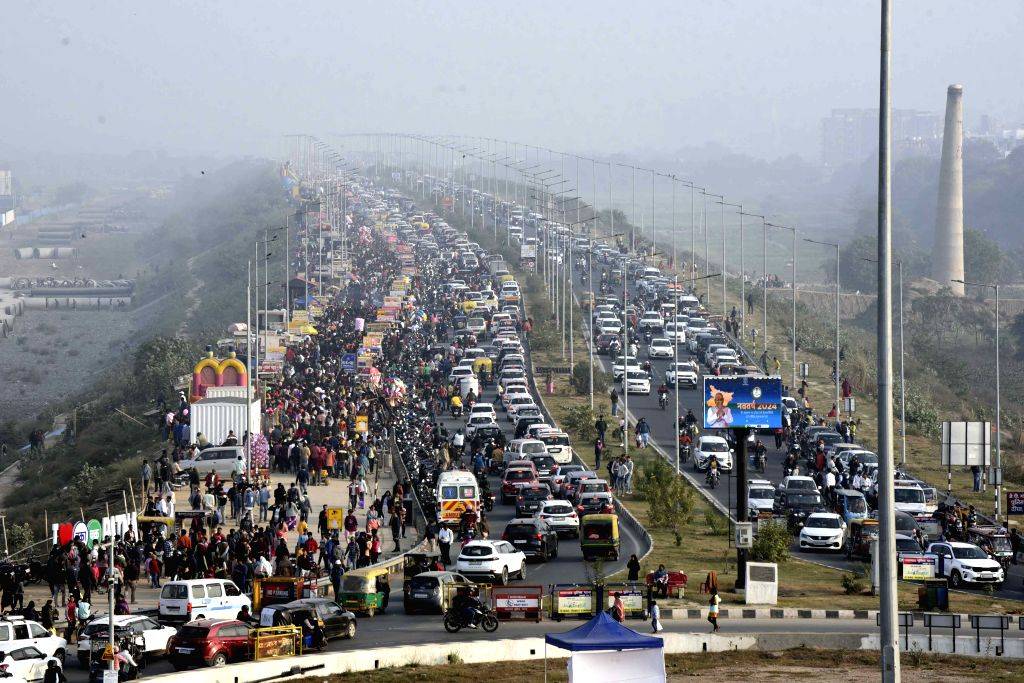 Patna : Vehicles stuck in a traffic jam at Marine drive