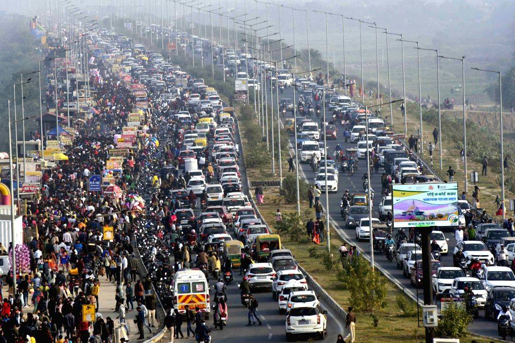 Patna : Vehicles stuck in a traffic jam at Marine drive
