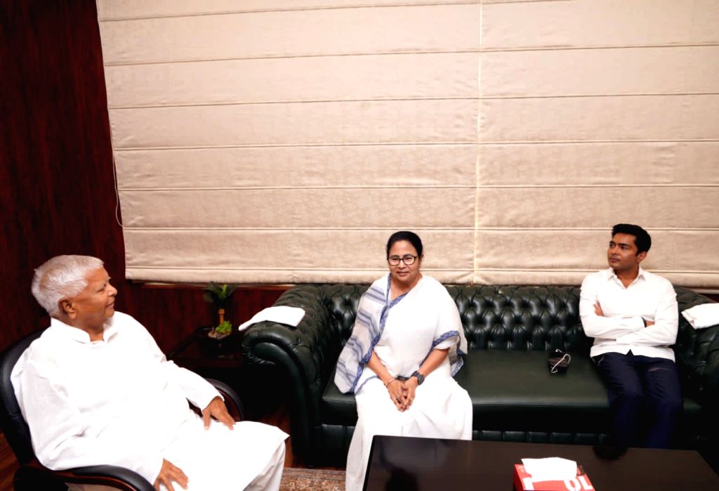 Patna : West Bengal CM Mamata Banerjee meet former Bihar CM Lalu Yadav