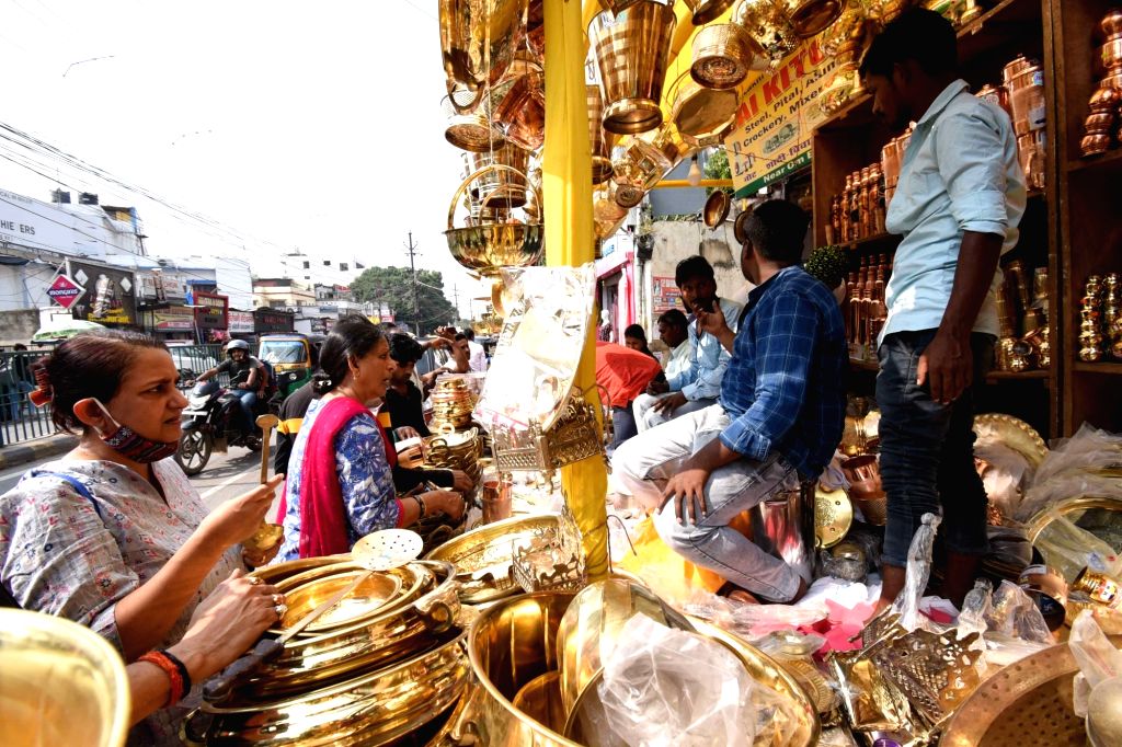 Patna : People buying utensils on the occasion of Dhanteras