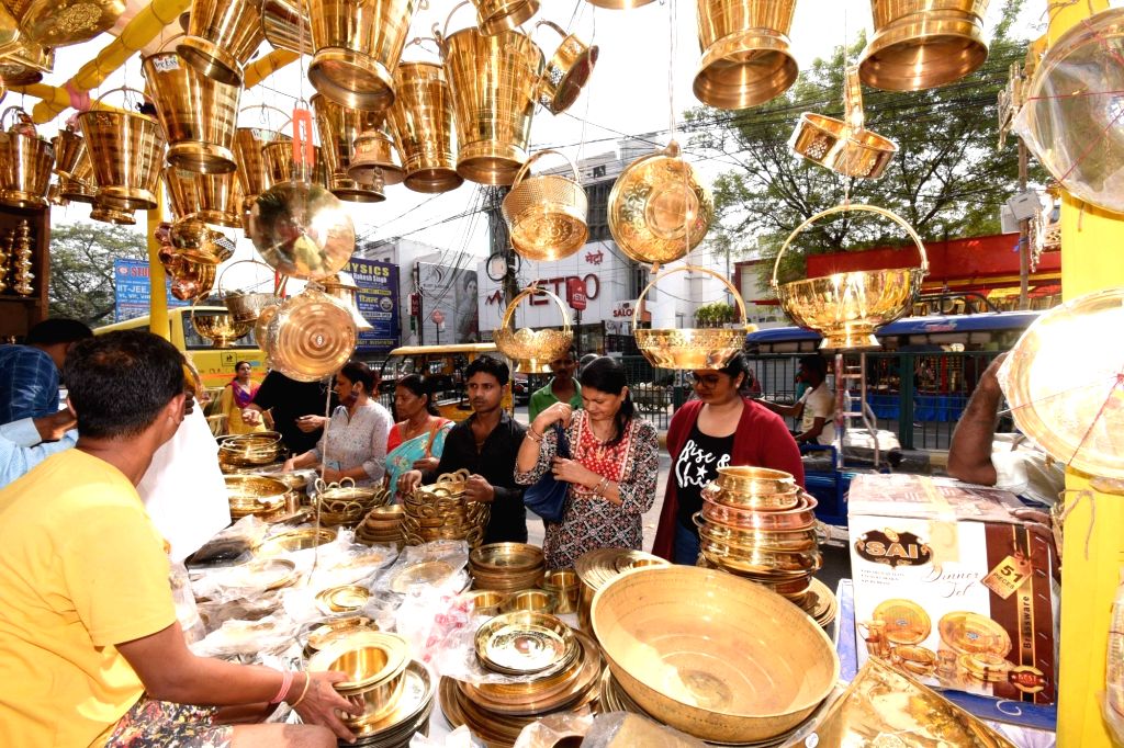 Patna : People buying utensils on the occasion of Dhanteras